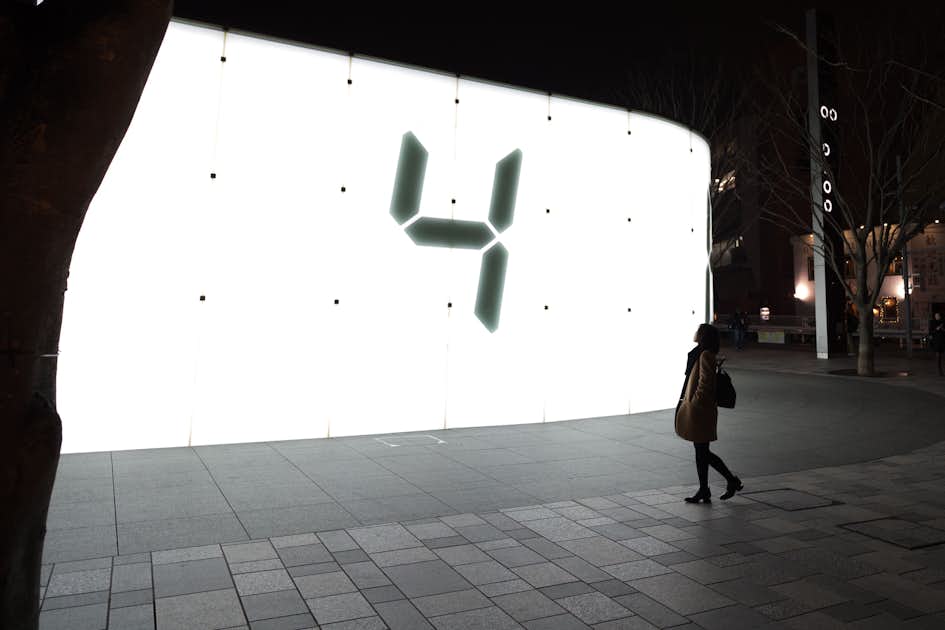 宮島達男の《Counter Void》が再点灯。六本木の街で「生と死」を考える3日間｜画像ギャラリー 1 / 5｜美術手帖