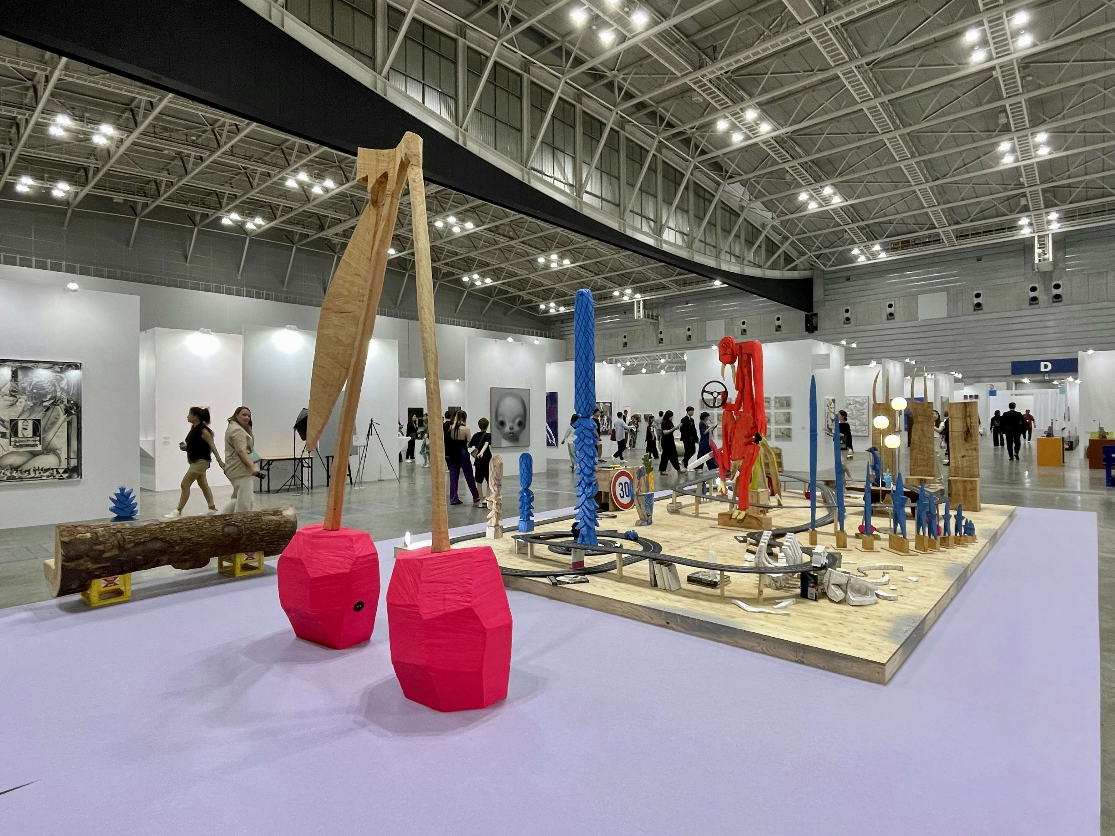 SMBCがアートに触れる場を創出。「SMBC ART HQ」の大林コレクション展で多様化する人間像を通覧する｜美術手帖