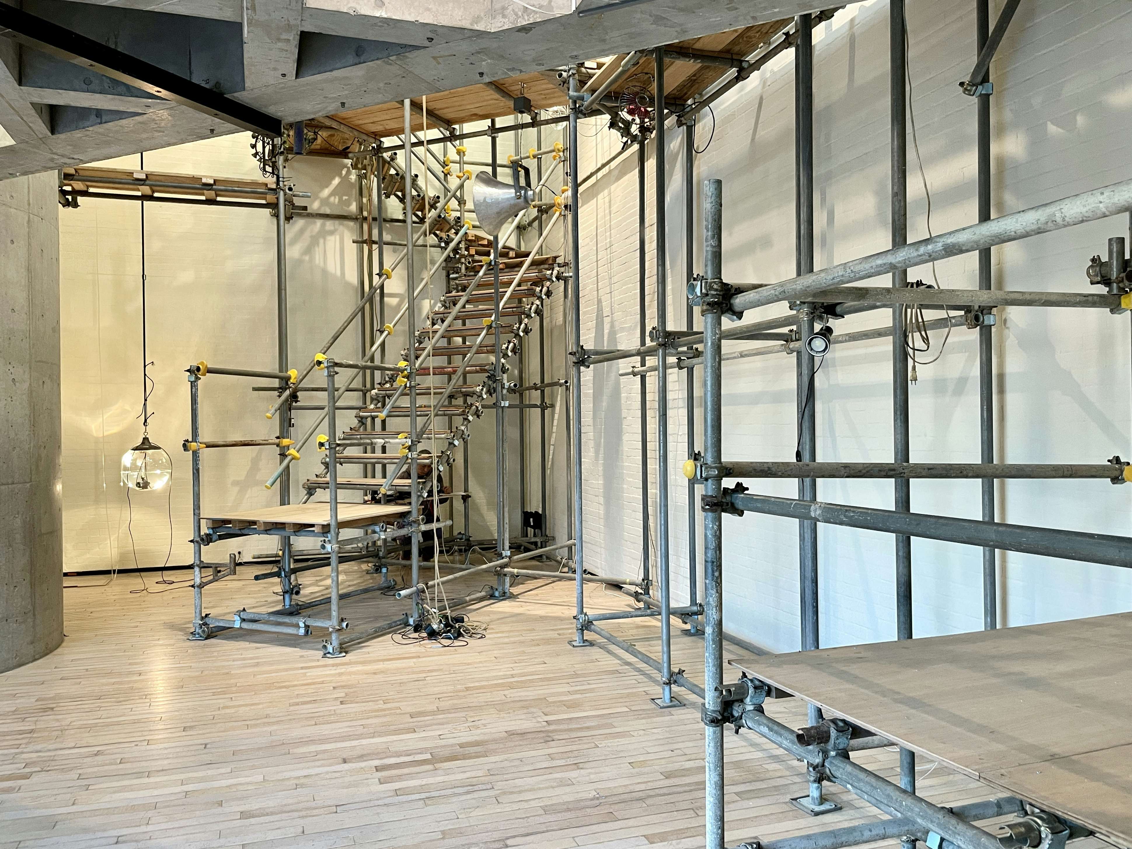 梅田哲也による新作の劇場ツアー型パフォーマンス。「シアターウォーク／A Walk in Theater」が名古屋で開催へ｜美術手帖