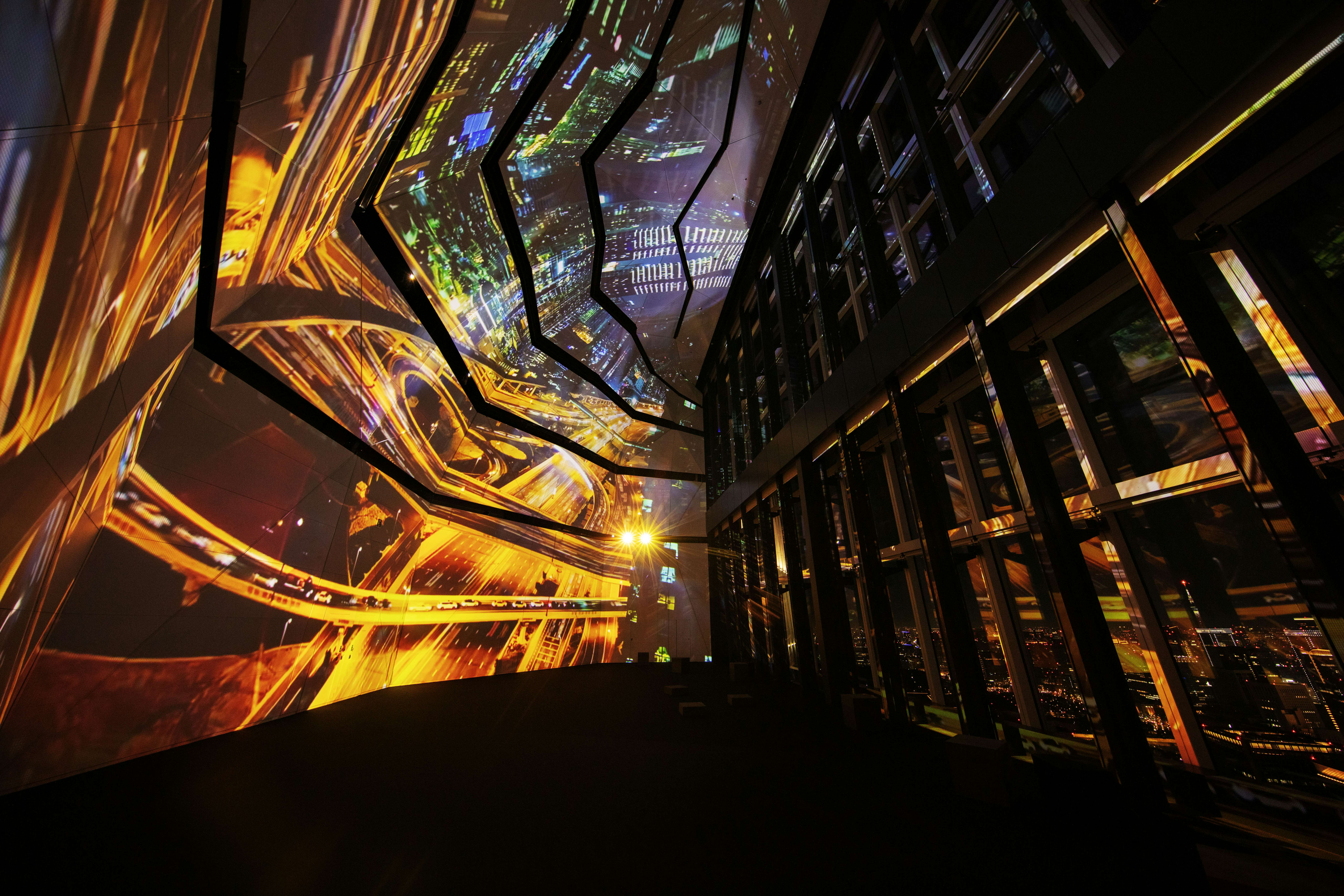 蜷川実花の関西過去最大規模の展覧会「蜷川実花展 with EiM：彼岸の光、此岸の影」 が京都市京セラ美術館で開催｜美術手帖