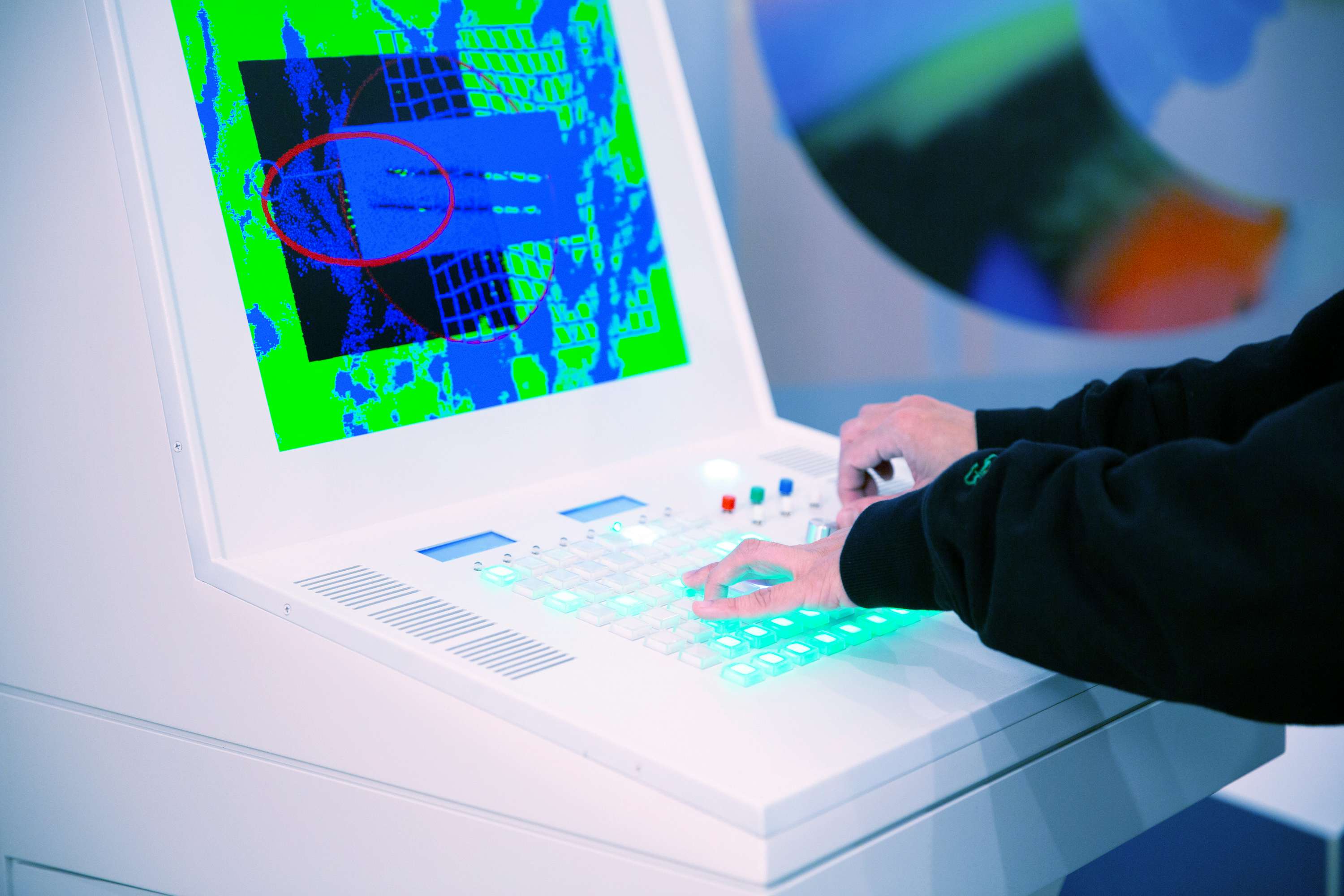 デジタル・アーティストとNFTの未来に寄り添い、表現の「向こう側」を見せる。NEORTインタビュー｜美術手帖