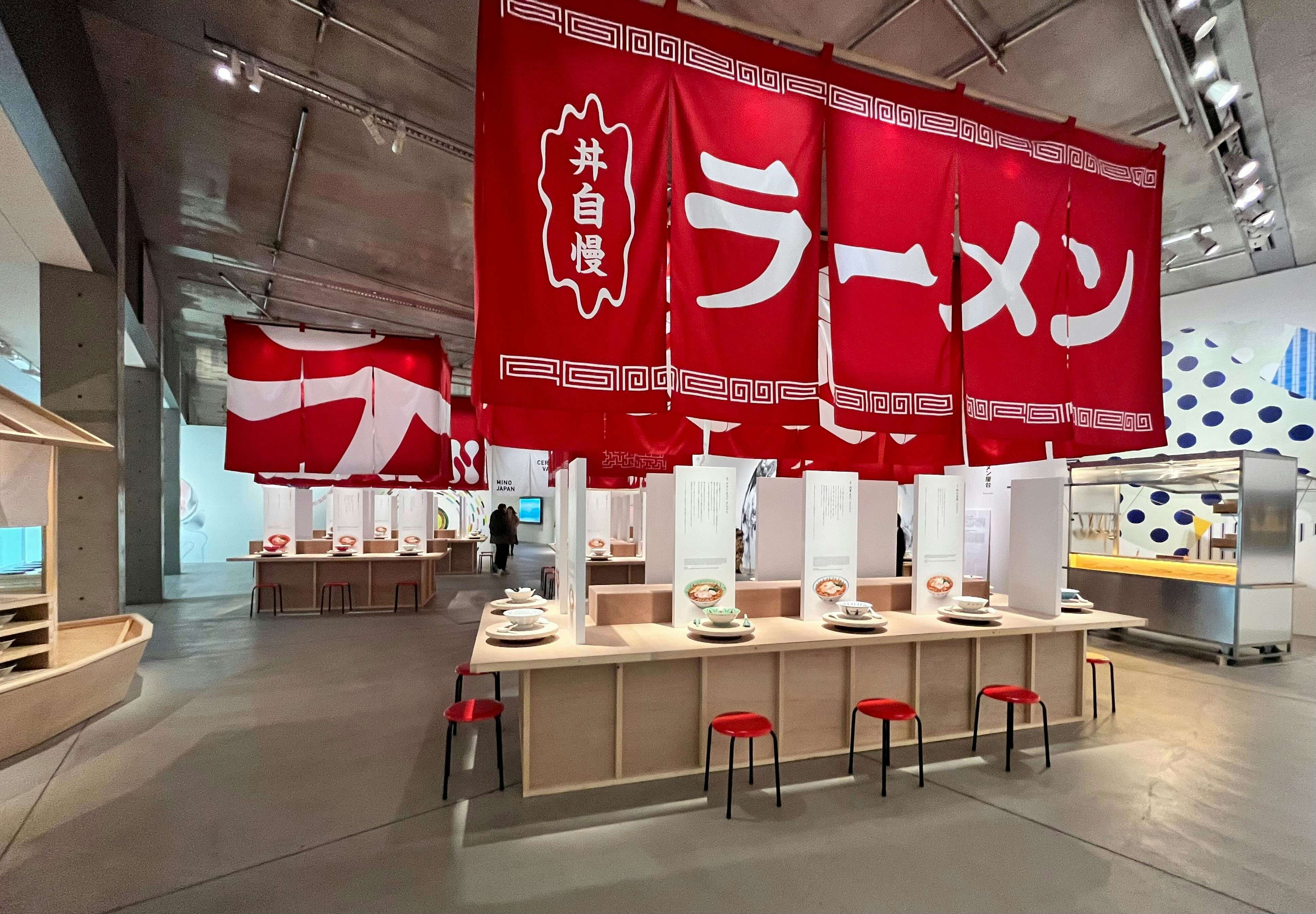 「ラーメンどんぶり展」（21 21 Design Sight）開幕レポート。愛すべき「ラーメン」を通じて焼き物の広がりと奥行きに目を向ける