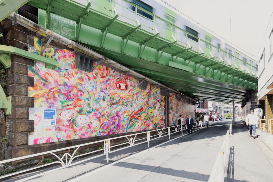 ロッカクアヤコによる巨大壁画が代々木に登場。避難経路周知の「シブヤ・アロープロジェクト」の一環｜画像ギャラリー 3 / 3｜美術手帖