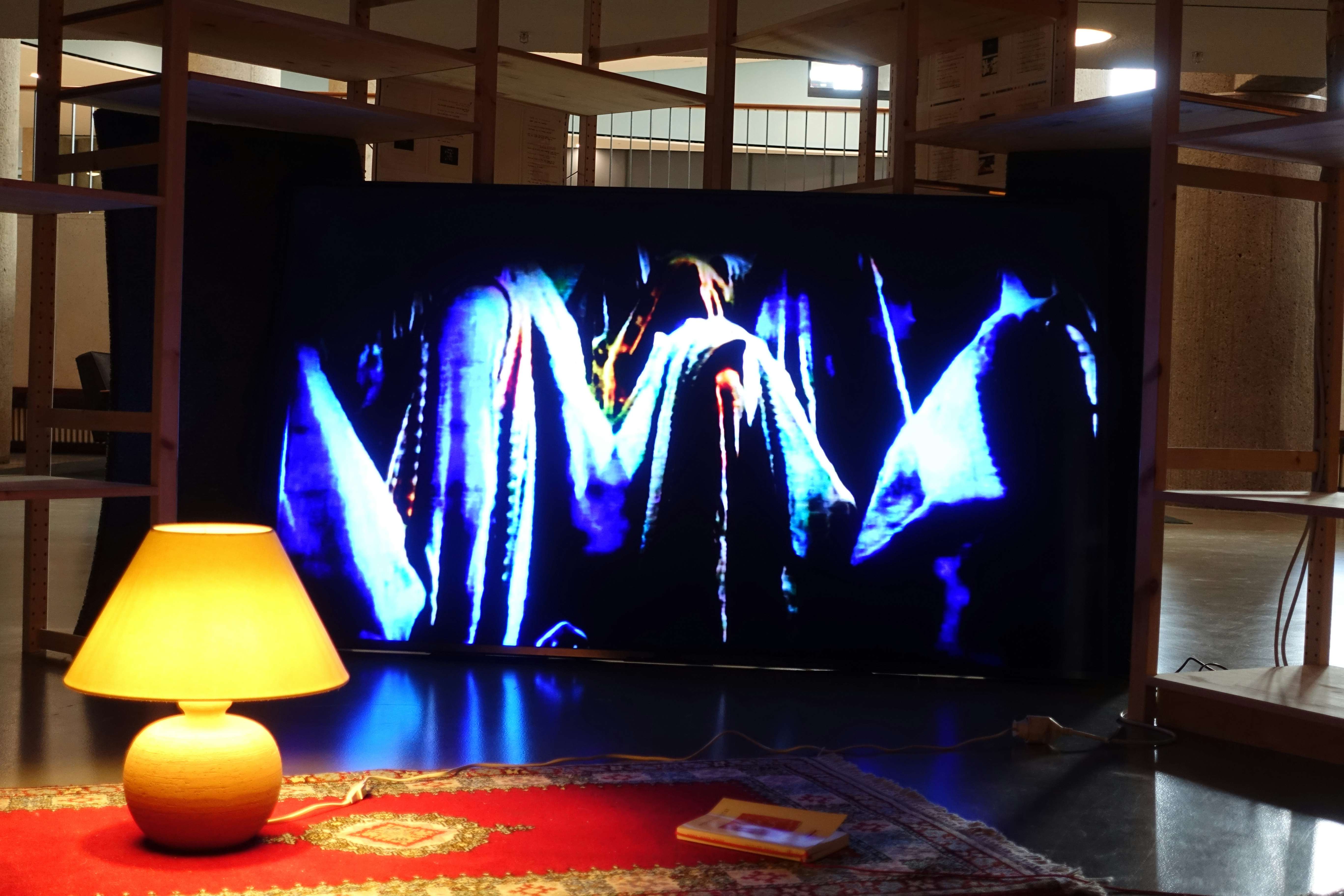 エロ パンツ スーツ 舌をいっぱい絡ませてねっとりとキスをした後は上下をいっぱい愛撫してあげて